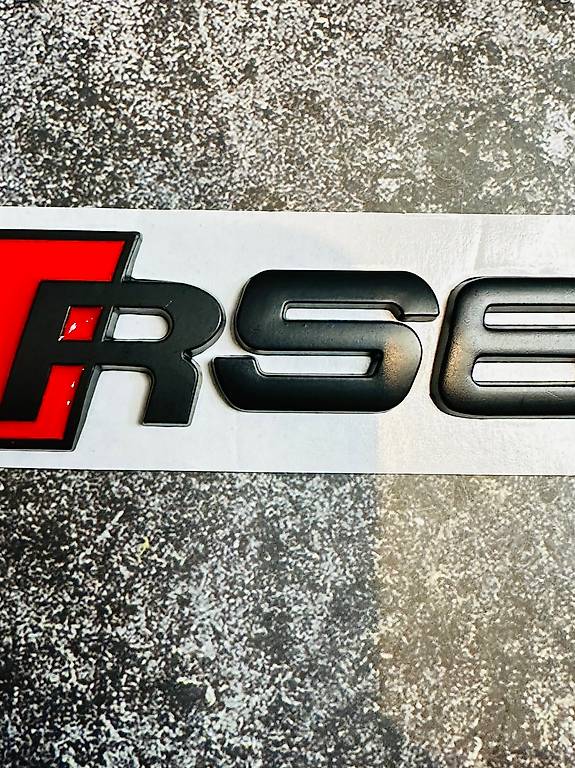 Audi RS6 Emblem Schriftzug Logo aus Metall Rot/Schwarz Matt im Kanton ...