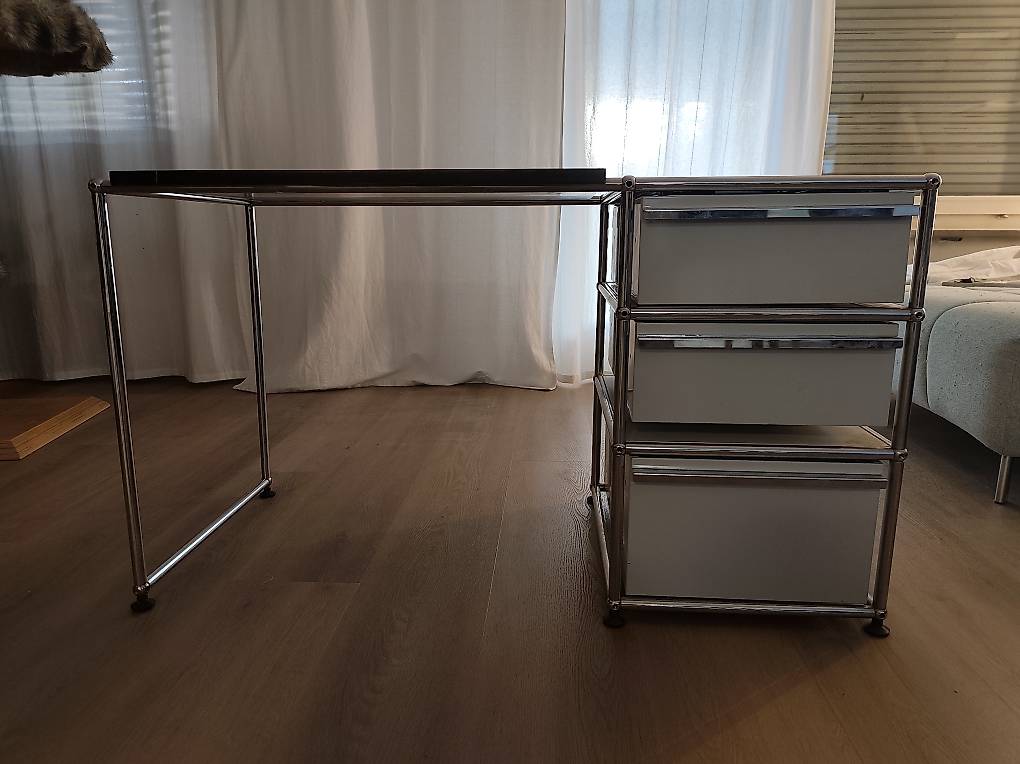 USM Haller Büromöbel Korpus mit kleinem Tisch im Kanton Basel ...