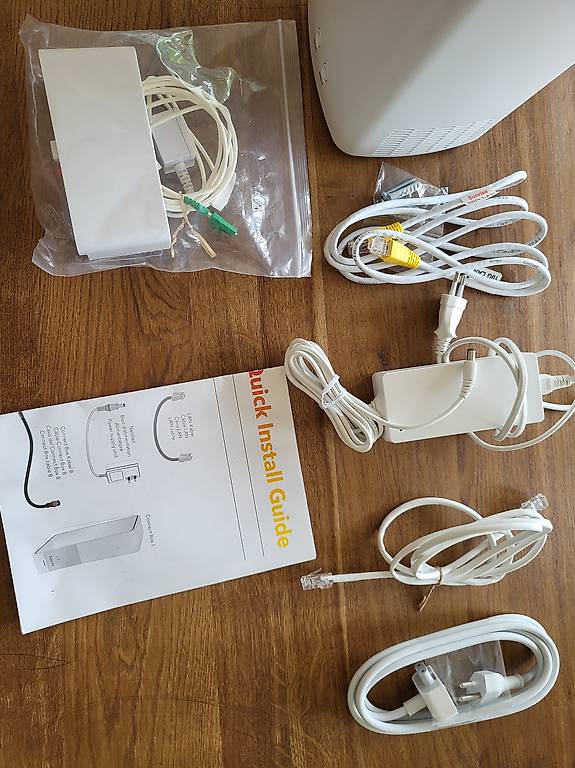 Glasfaser Modem von Sagemcom mit diversen Anschlusskablen im Kanton ...