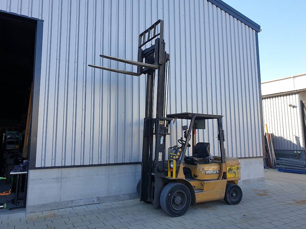 Stapler Caterpillar DP30K mit Ausweis Hub 303cm im Kanton Thurgau ...