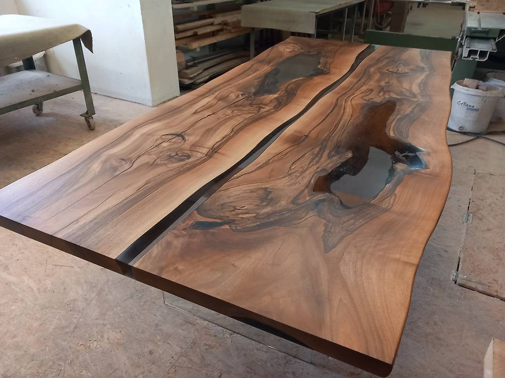 Schweizer Nussbaum Massivholztisch rustikal Epoxidharz 260cm im Kanton ...