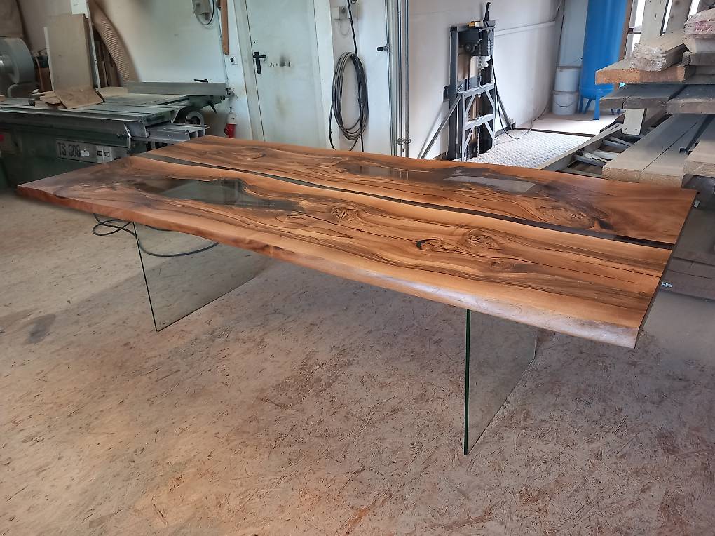 Schweizer Nussbaum Massivholztisch rustikal Epoxidharz 260cm im Kanton ...