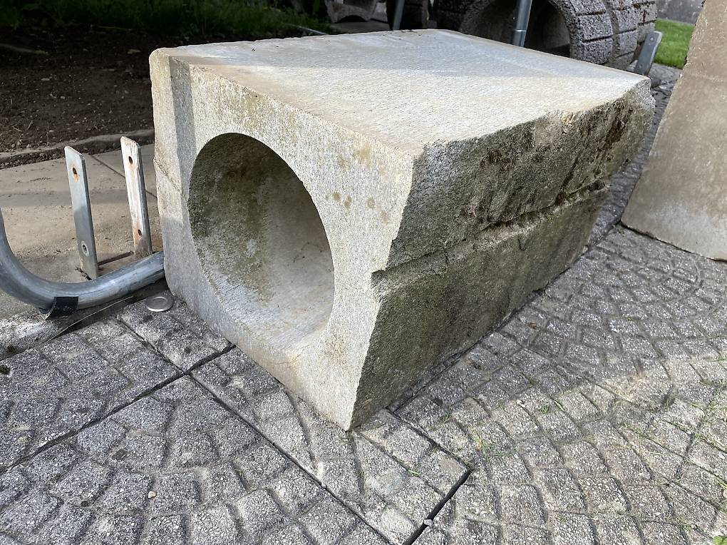 Granitstein / Granitblock mit Loch im Kanton Aargau - tutti.ch