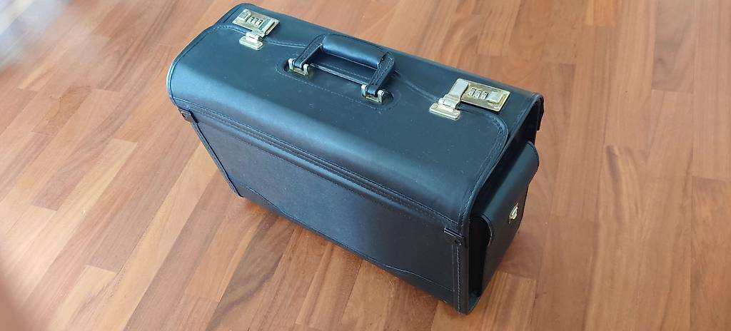 Schwarzer Aktenkoffer aus Leder Canton Lucerne - tutti.ch