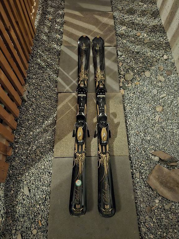 Ski Black Magic Elan 146 cm im Kanton Graubünden - tutti.ch