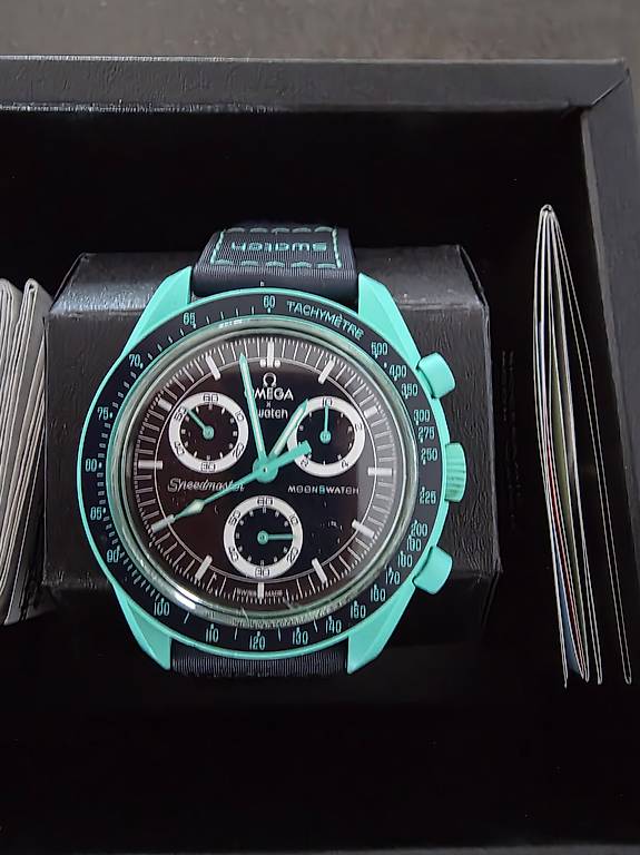 Omega x Swatch Moonswatch - Mission on Earth "Polar Lights" im Kanton ...