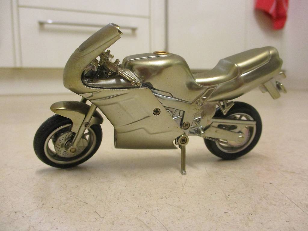 Motorrad-Modell Kawasaki BMW Suzuki Honda Moto Guzzi (?) im Kanton ...