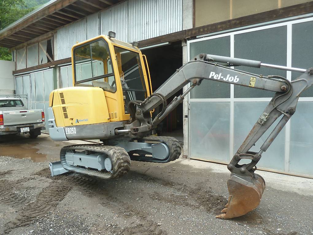 ESCAVATORE PEL JOB EB 250 Cantone Ticino - tutti.ch