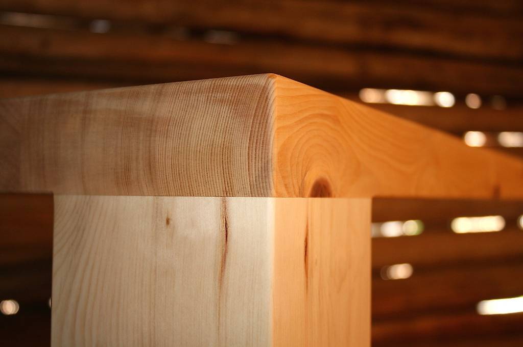 Tisch Panaglias (Arvenholz) im Kanton Graubünden - tutti.ch