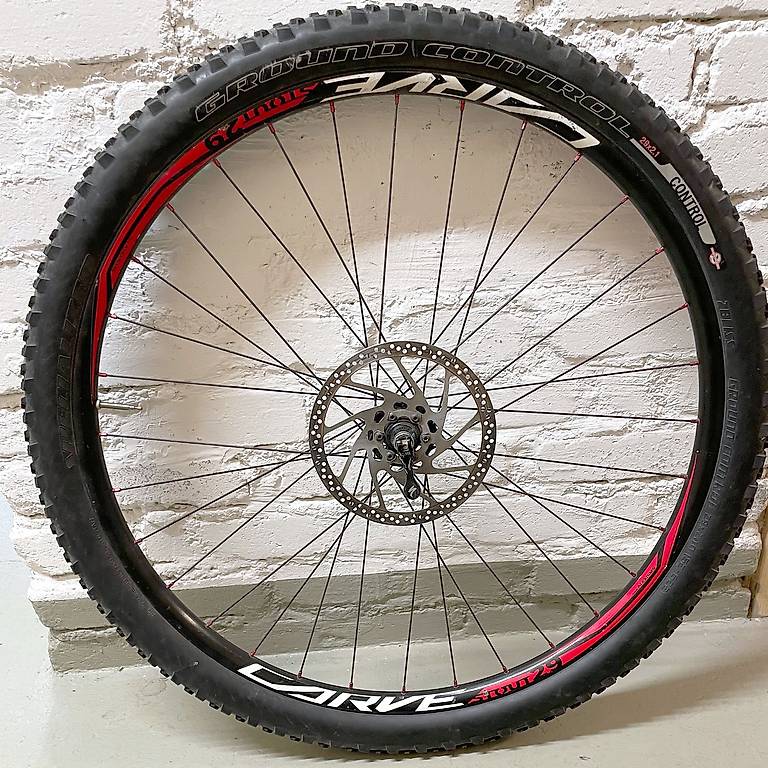 Rad vorne mit Pneu 29Zoll, Bremsen Shimano Deore BR-M596 im Kanton ...