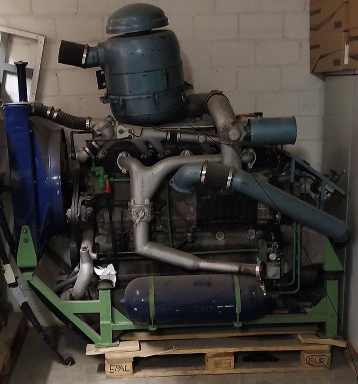 Saurer DCL Turbo Motor auf Motorständer inklusive Aggregate im Kanton ...