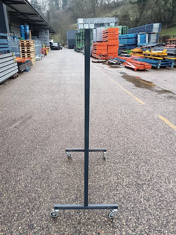 Stender aus Metall auf Rollen - 160 × 100 × 60 cm im Kanton Waadt ...