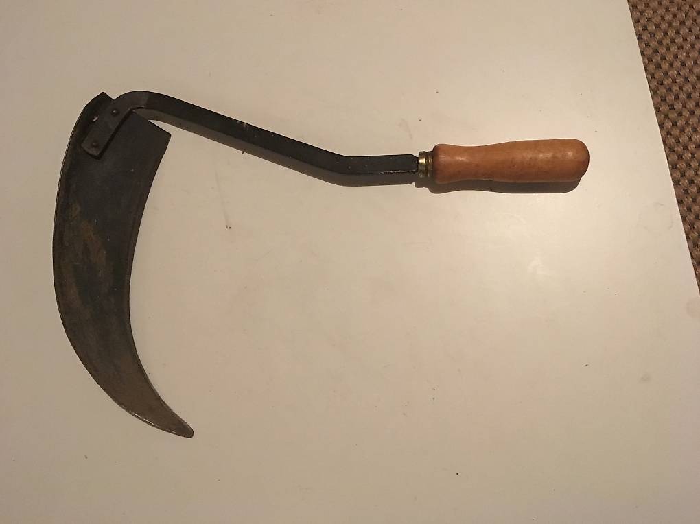 Sichel, z. Gras schneiden, + Reuteisen auch antike Hippe da im Kanton ...