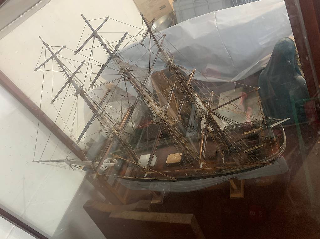 Schiffsmodell antik mit Glasvitrine, beleuchtet Cantone Vallese - tutti.ch