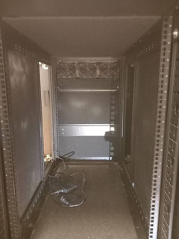 APC NetShelter AR4018IA, top Zustand im Kanton Aargau - tutti.ch