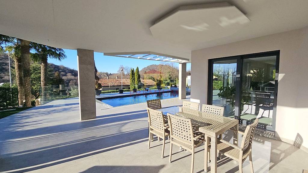 MODERNA VILLA DI LUSSO CON PISCINA E ROOFTOP PANORAMICO im Kanton ...