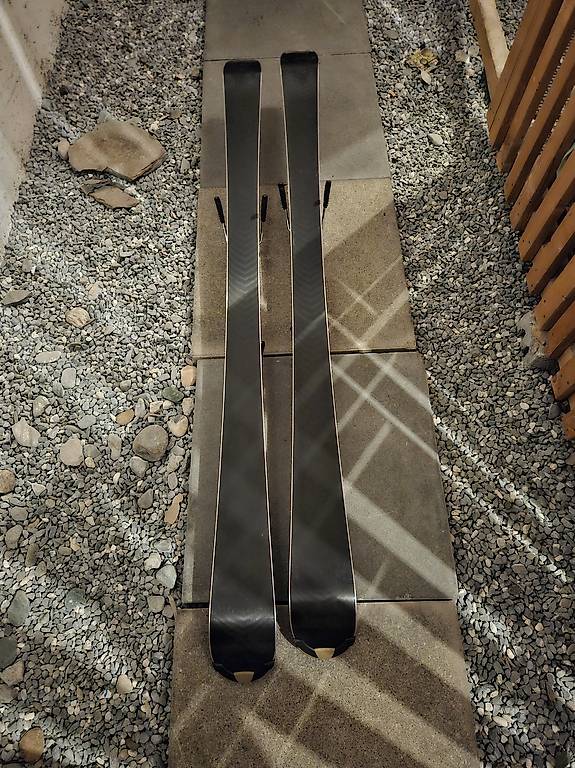 Ski Black Magic Elan 146 cm im Kanton Graubünden - tutti.ch