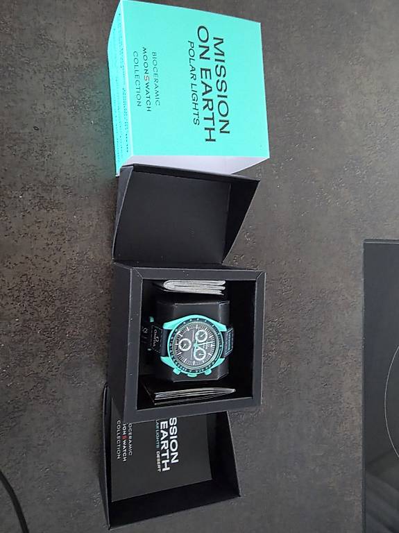 Omega x Swatch Moonswatch - Mission on Earth "Polar Lights" im Kanton ...