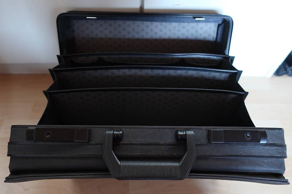 Aktenkoffer Pilotenkoffer schwarz mit 2 Schlüsseln im Kanton St. Gallen ...