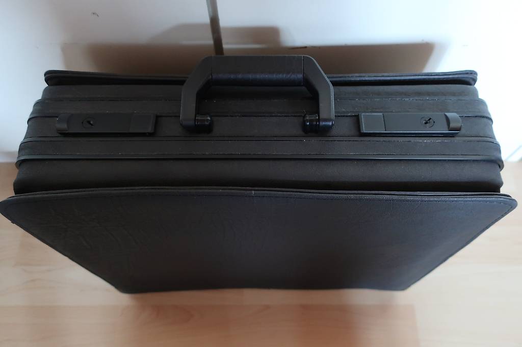 Aktenkoffer Pilotenkoffer schwarz mit 2 Schlüsseln im Kanton St. Gallen ...