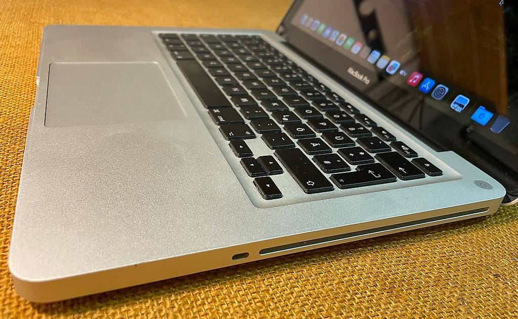 Macbook Pro 13" Glare-Widescreen mit 24" LED Cinema Monitor im Kanton ...